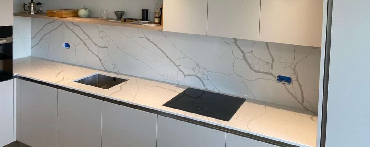 Blat bucatarie comanda quartz alb, negru, contrablat. Masuratori, montaj