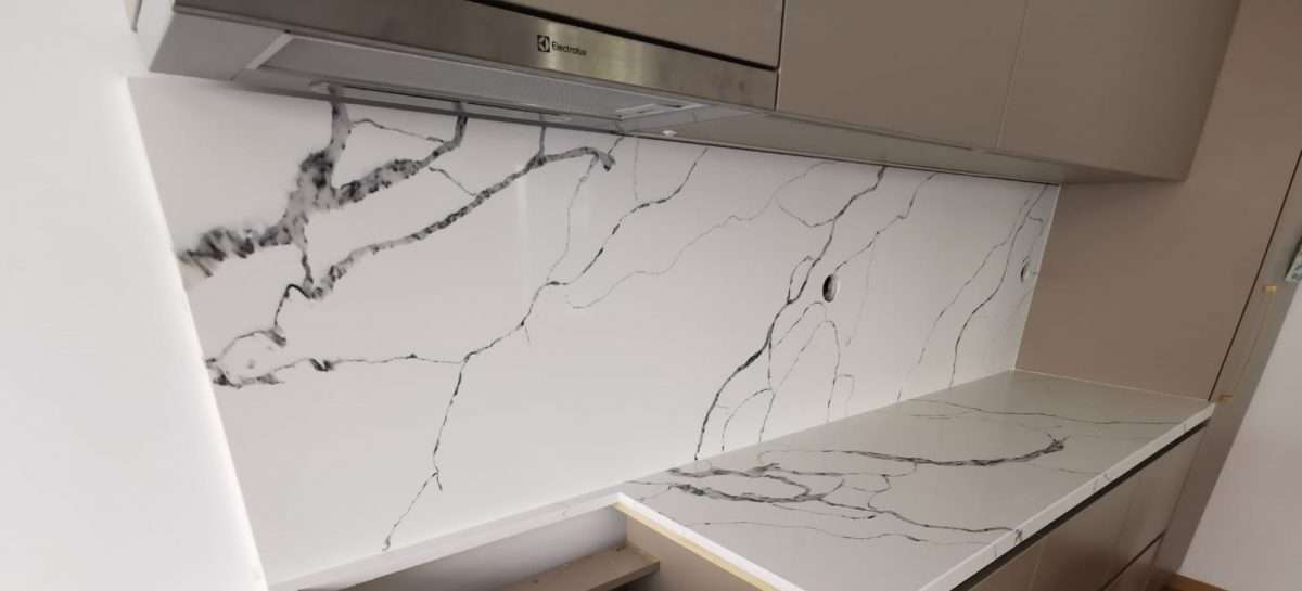 Blat quartz alb pret bun pt insula bucatarie, panou de spate la comanda.