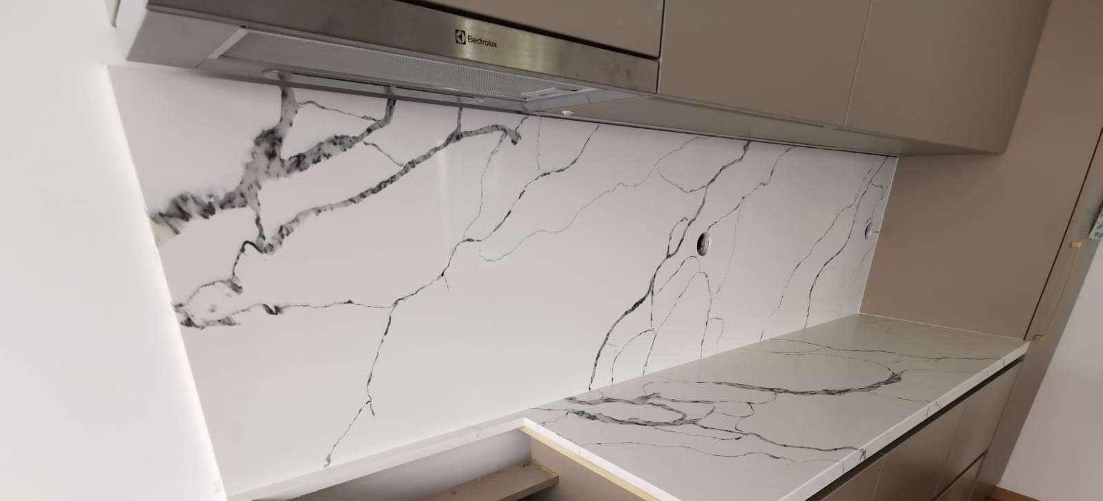 Blat quartz alb pret bun pt insula bucatarie, panou de spate la comanda.