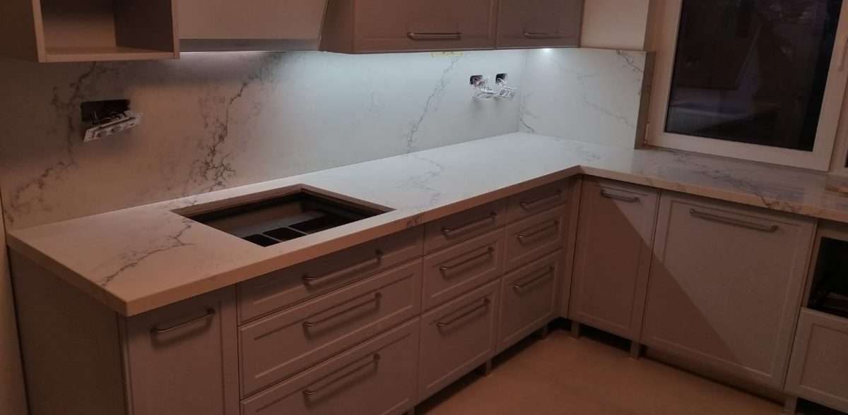 Blat quartz bucătărie si baie, panou de spate la comanda. Executie, montaj