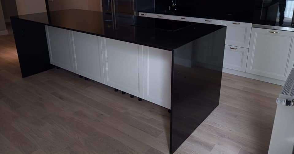 Insula bucatarie granit quartz. Executam blat si backsplash la comanda