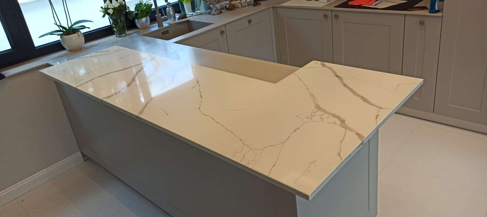 Insula bucatarie quartz blat si contrablat la comanda. Executie si montaj